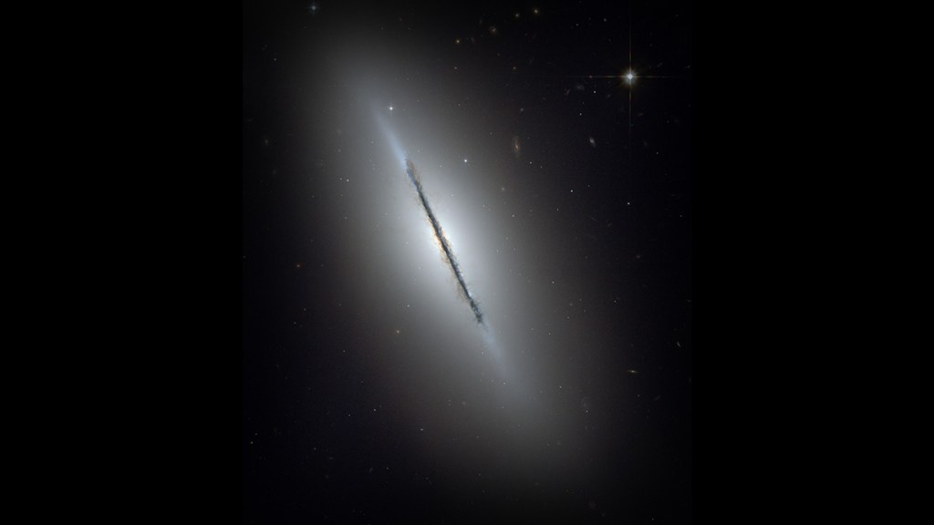 Messier 102 (NGC 5866): The Spindle Galaxy with its Dusty Disk – The ...