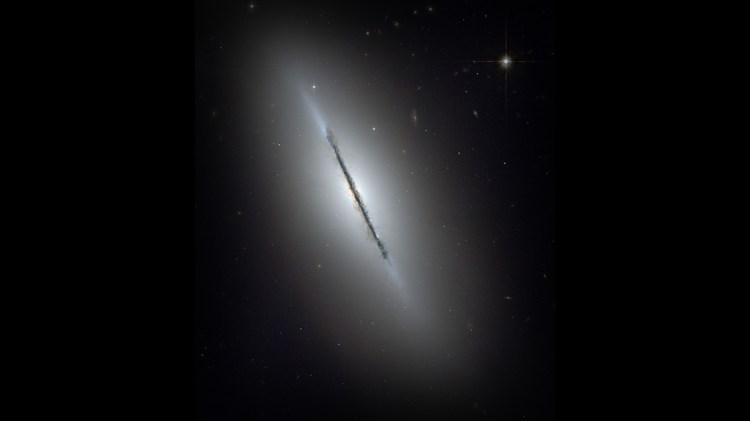 Messier 102 (NGC 5866): The Spindle Galaxy with its Dusty Disk – The ...