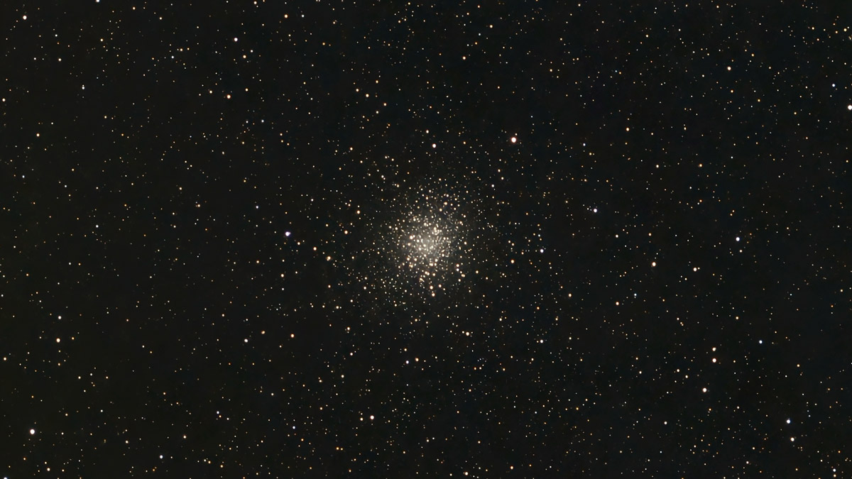Messier 22 (NGC 6656): A Cosmic Heavyweight Just Off the Teapot – The ...